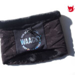 【Sold Out】ワック｜WAAC｜モノトーン総柄中綿ネックウォーマー｜ブラック - 鳩目堂 本店